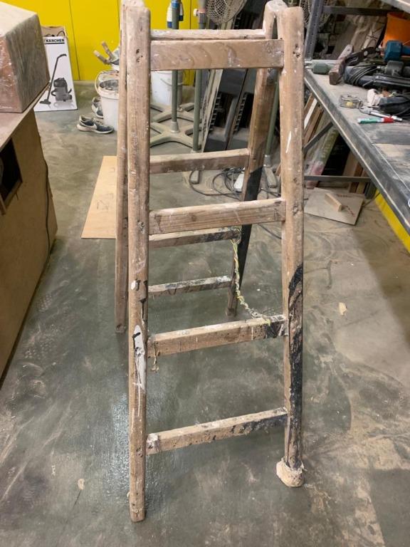 四步/四橫木梯, 裝修工場用 4-step Wooden ladder, 傢俬＆家居, 其他, 梯 - Carousell