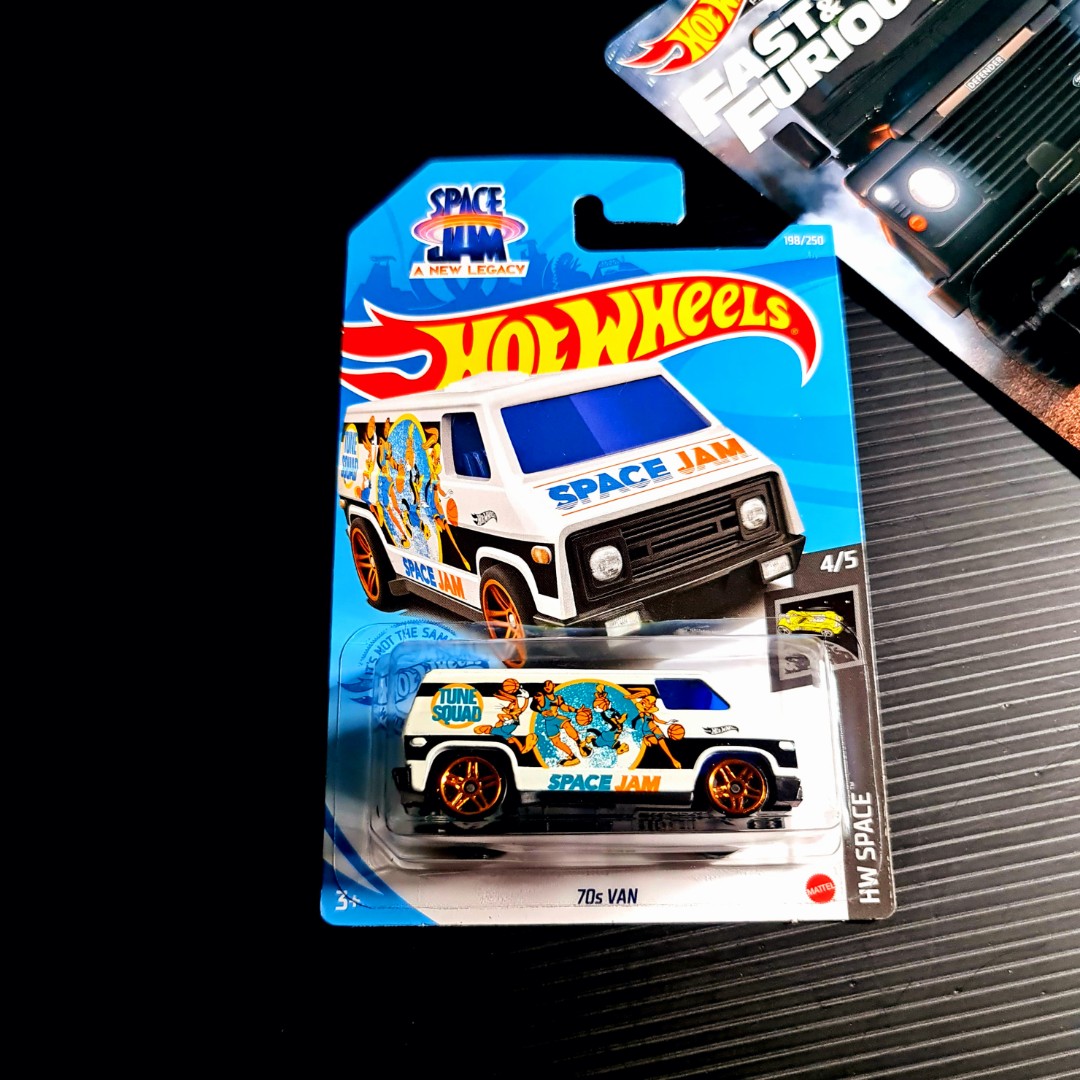 Hot Wheels Space Jam A New Legacy Bugs Bunny 70s Van Hotwheels Space ...
