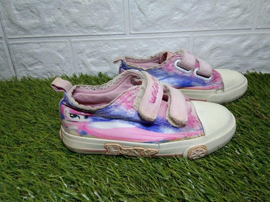 Sepatu pink anak, Bayi & Anak, Lainnya di Carousell