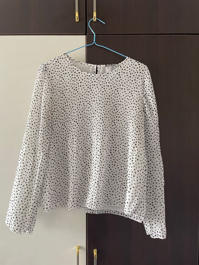 Stradivarius Spotted Top, Women's Fashion, Tops, Blouses on Carousell