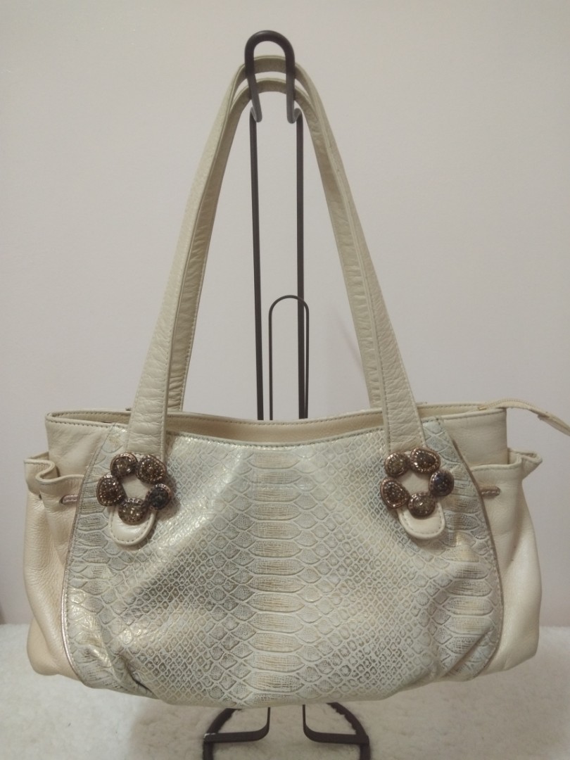 VINCIS BENCH shoulder/handbag, Women's Fashion, Bags & Wallets ...