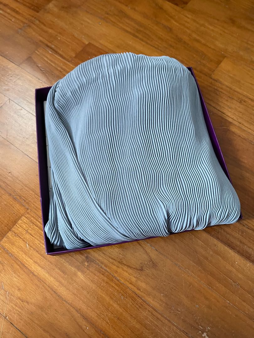 Duck shawl, Women's Fashion, Muslimah Fashion, Hijabs on Carousell