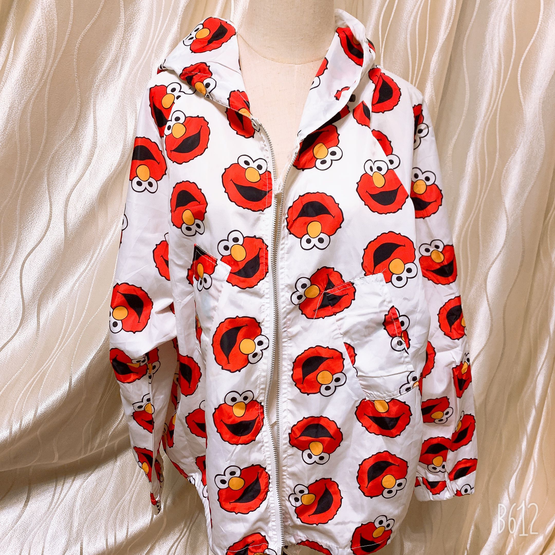 Elmo Jacket Sesame Street 風褸 Windbreaker, 女裝, 外套及戶外衣服 - Carousell