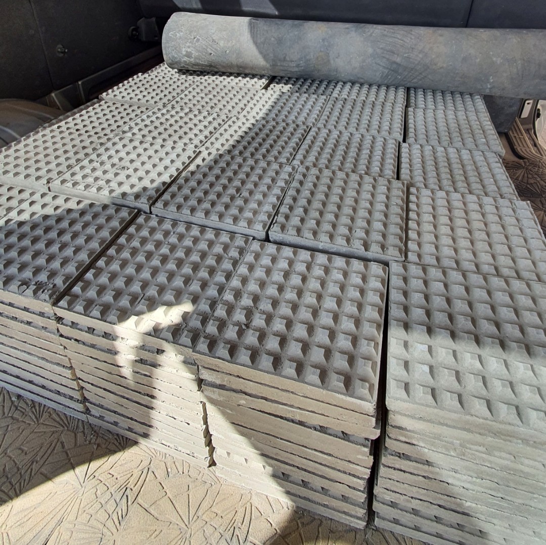 NON-SKID WAFFLE CONCRETE TILES, Furniture & Home Living, Home Decor ...
