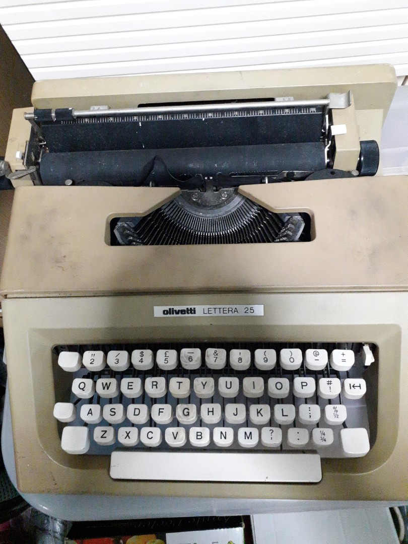 Olivetti Lettera 25 typewriter, Hobbies & Toys, Memorabilia ...