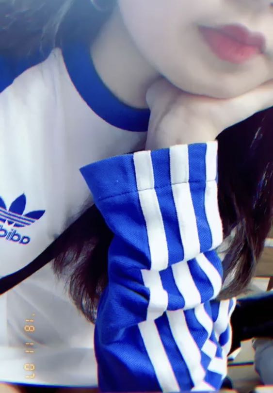 Adidas Originals CW1229, 她的時尚, 休閒運動服飾在旋轉拍賣