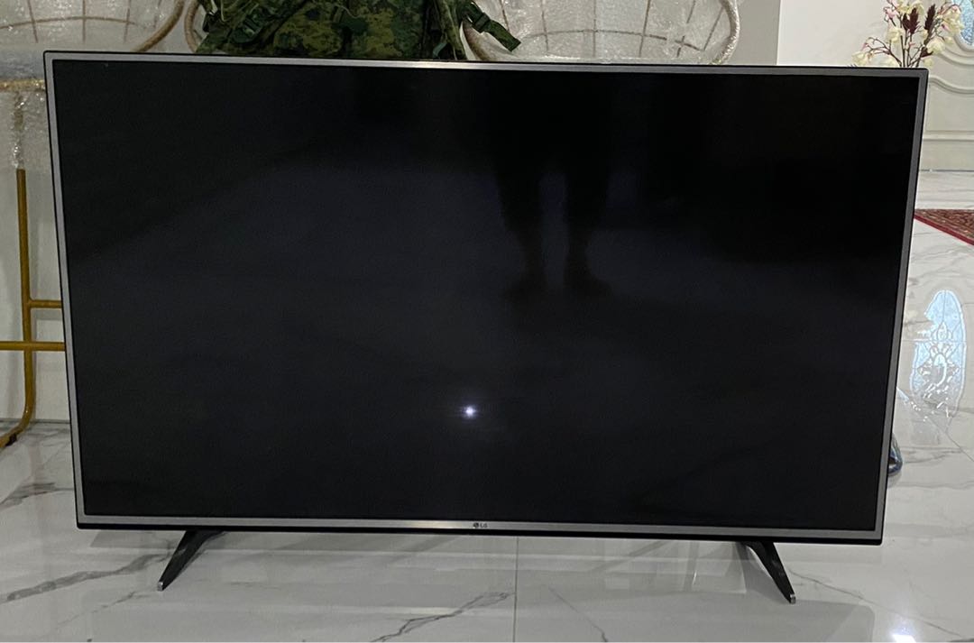 LG TV 55 inch - picture half screen dark, TV & Home Appliances, TV ...