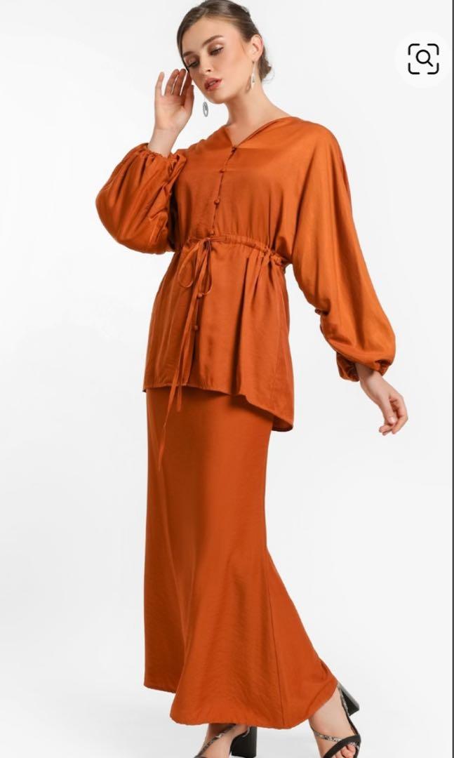 LILIT Kak yong burnt orange, Women's Fashion, Muslimah Fashion, Baju ...
