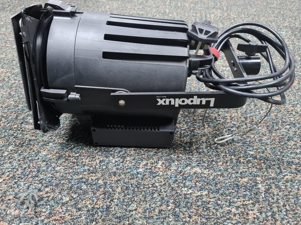 Lupolux DayLED 1000 fresnel LED Light + Bag (Buy by Feb 2023 for $250!), Photography ...