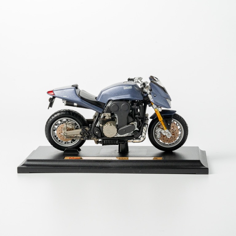 Maisto Munch Mammut 2000_Blue Colour ver, Hobbies & Toys, Collectibles ...