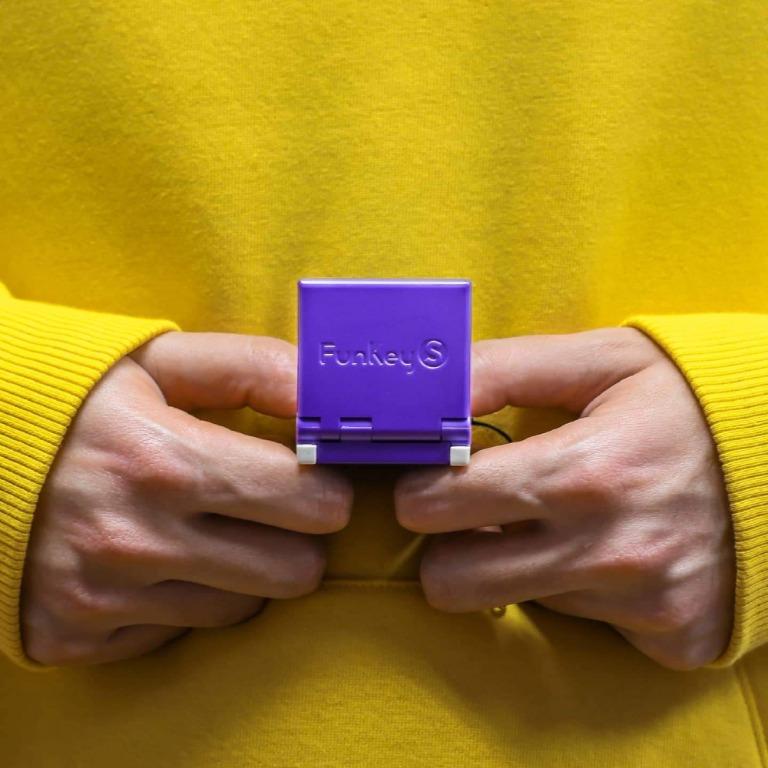 勁減 全新 FunKey S世界上的最小可折疊掌上游戲機超迷你掌機可掛在鑰匙環上, 電子遊戲, 電子遊戲機, 其他 - Carousell