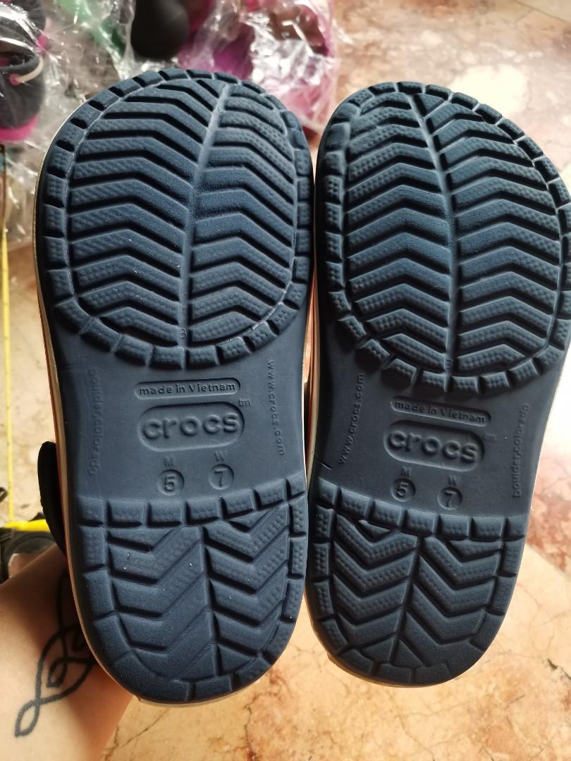 Crocs m5/w7, Women's Fashion, Footwear, Flats & Sandals on Carousell