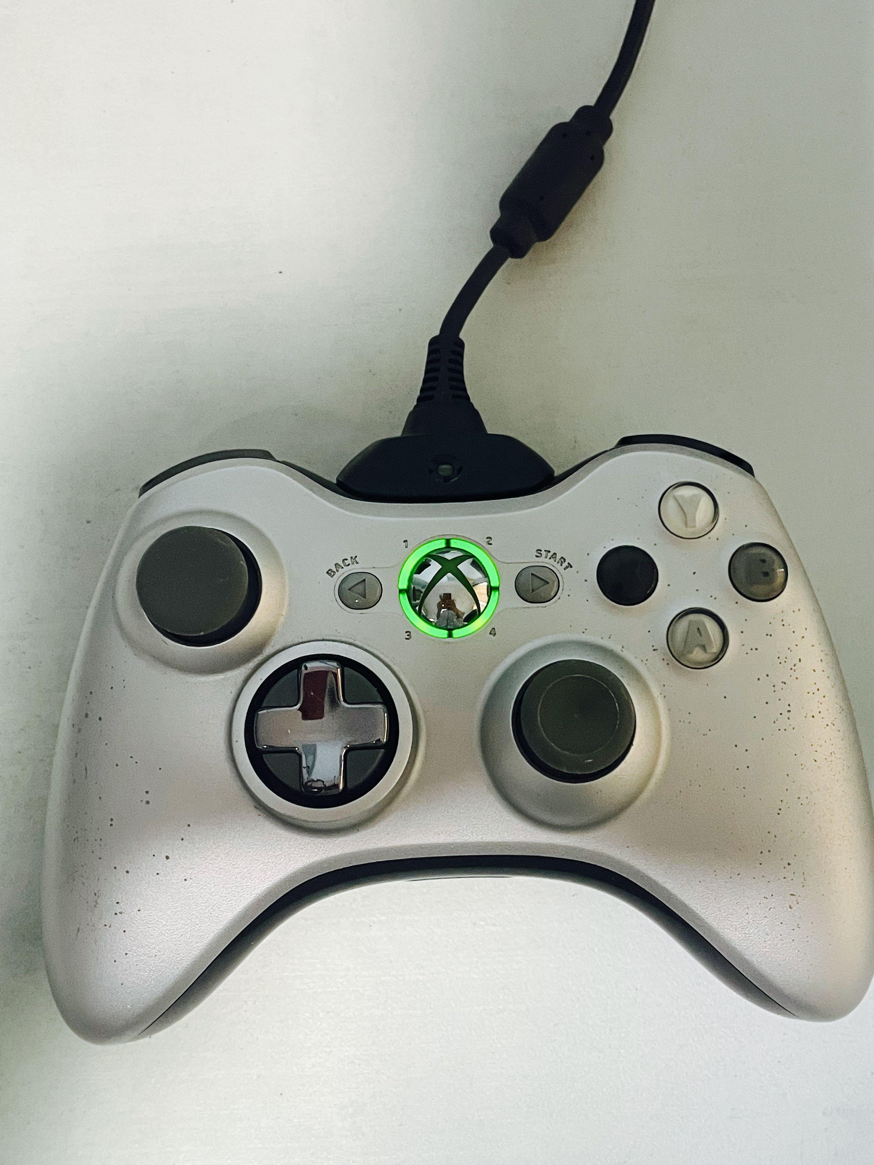Silver Xbox 360 Wireless Controller with Charge Kit, Video Gaming ...