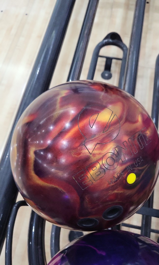 Ebonite cyclone 13 lbs, Sports Equipment, Sports & Games, Billiards ...