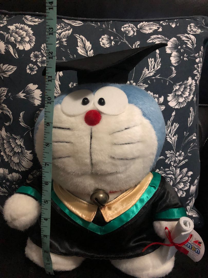 多啦A夢（叮噹）畢業公仔 Doraemon graduation soft toy, 興趣及遊戲, 玩具 & 遊戲類 - Carousell