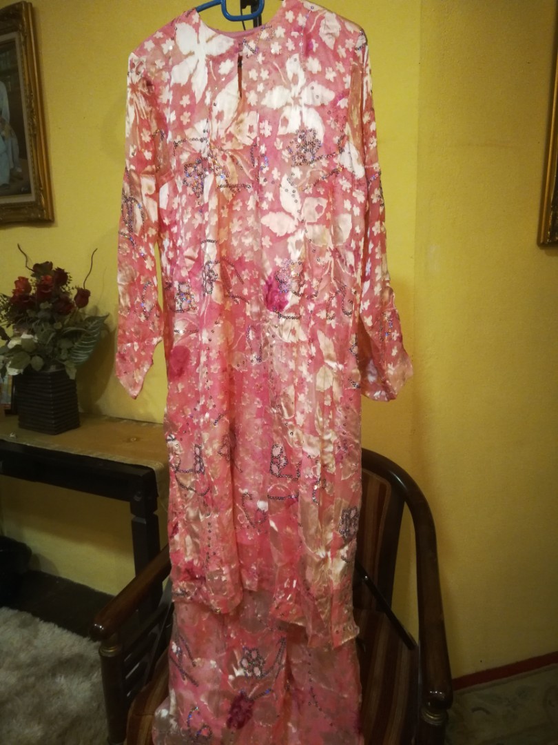 Baju kurung labuci, Women's Fashion, Muslimah Fashion, Baju Kurung ...