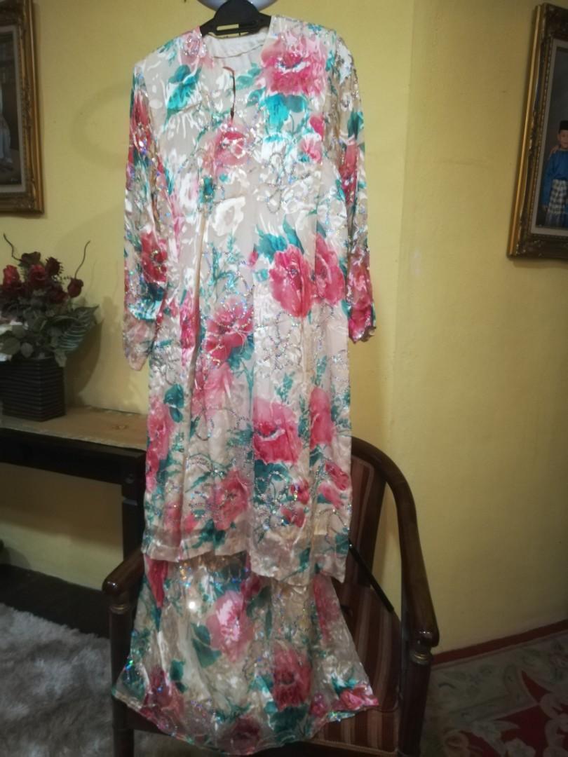 Baju kurung labuci, Women's Fashion, Muslimah Fashion, Baju Kurung ...
