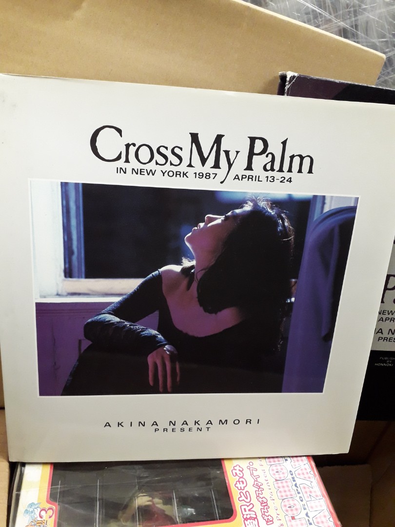 中森明菜 1987 Cross My Palm 日本原裝寫真集 Akina Nakamori Present, 興趣及遊戲, 收藏品及紀念品, 日本明星 - Carousell