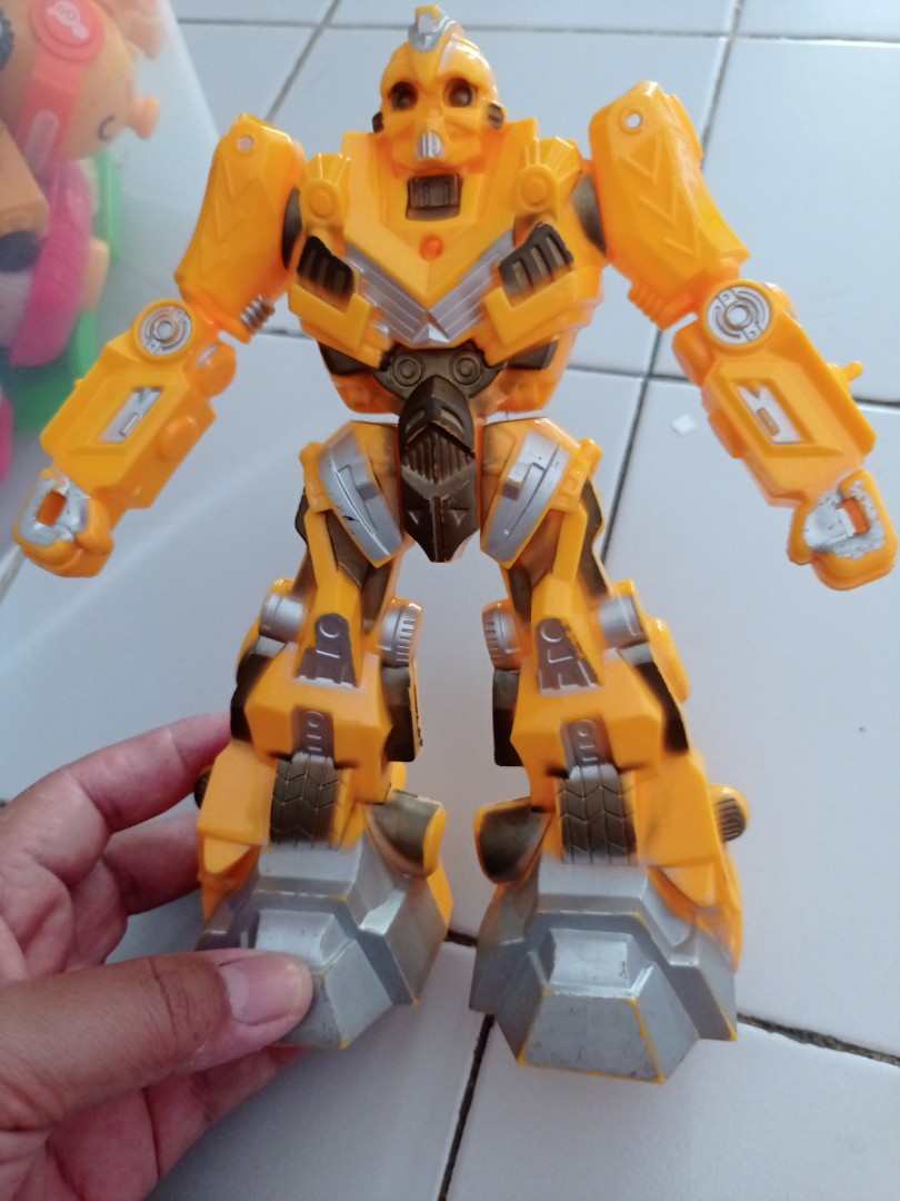 Mainan Robot Bumblebee plastik, Toys & Collectibles, Mainan di Carousell