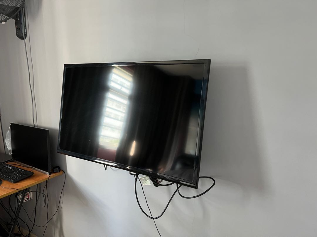 Reserved - 32 inch Samsung non smart tv, TV & Home Appliances, TV ...