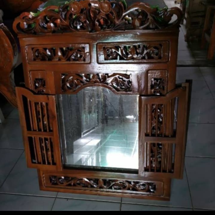 Kaca jendela kayu jati antik, Antik, Furnitur di Carousell