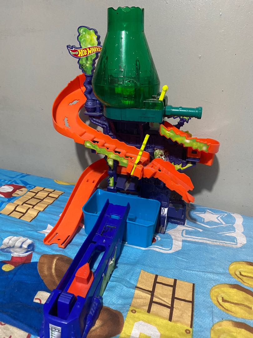 Hot Wheels City Color Splash Science Lab with free 2 changing color ...