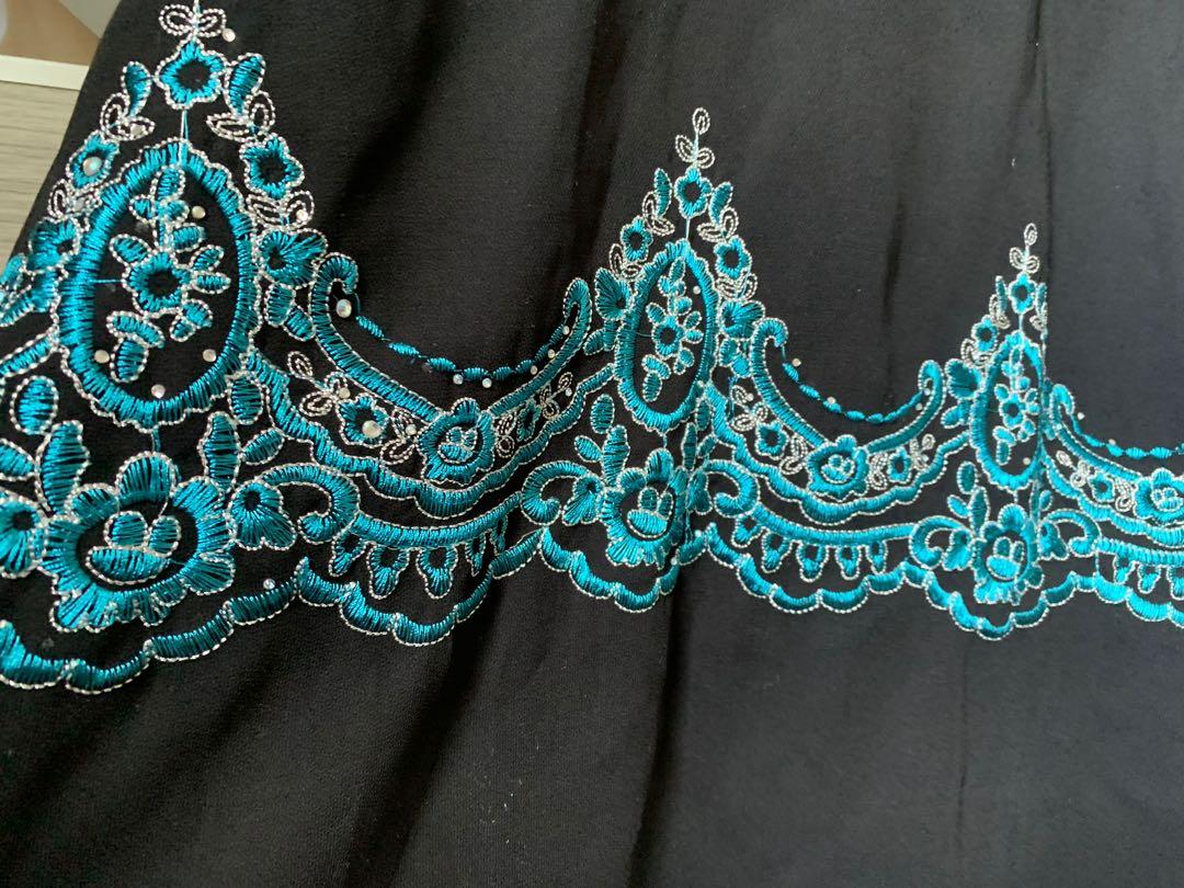 Free shawl. Jubah hitam makkah manik sulam, Women's Fashion, Muslimah ...