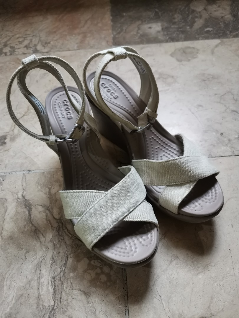 Crocs w5, Women's Fashion, Footwear, Heels on Carousell