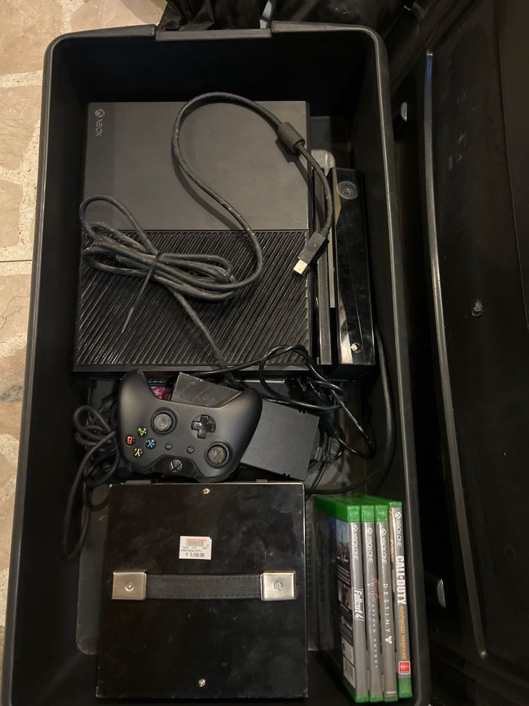 [RUSH] Xbox One w controller and games, Video Gaming, Video Game ...