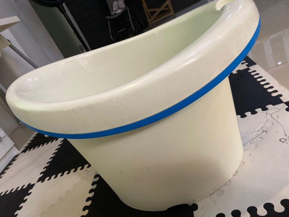 Baby bath tub with free bumbo seat, Babies & Kids, Baby Nursery & Kids ...