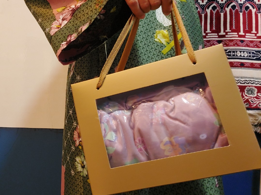 Telekung gift in box, Women's Fashion, Muslimah Fashion, Prayer Sets on ...