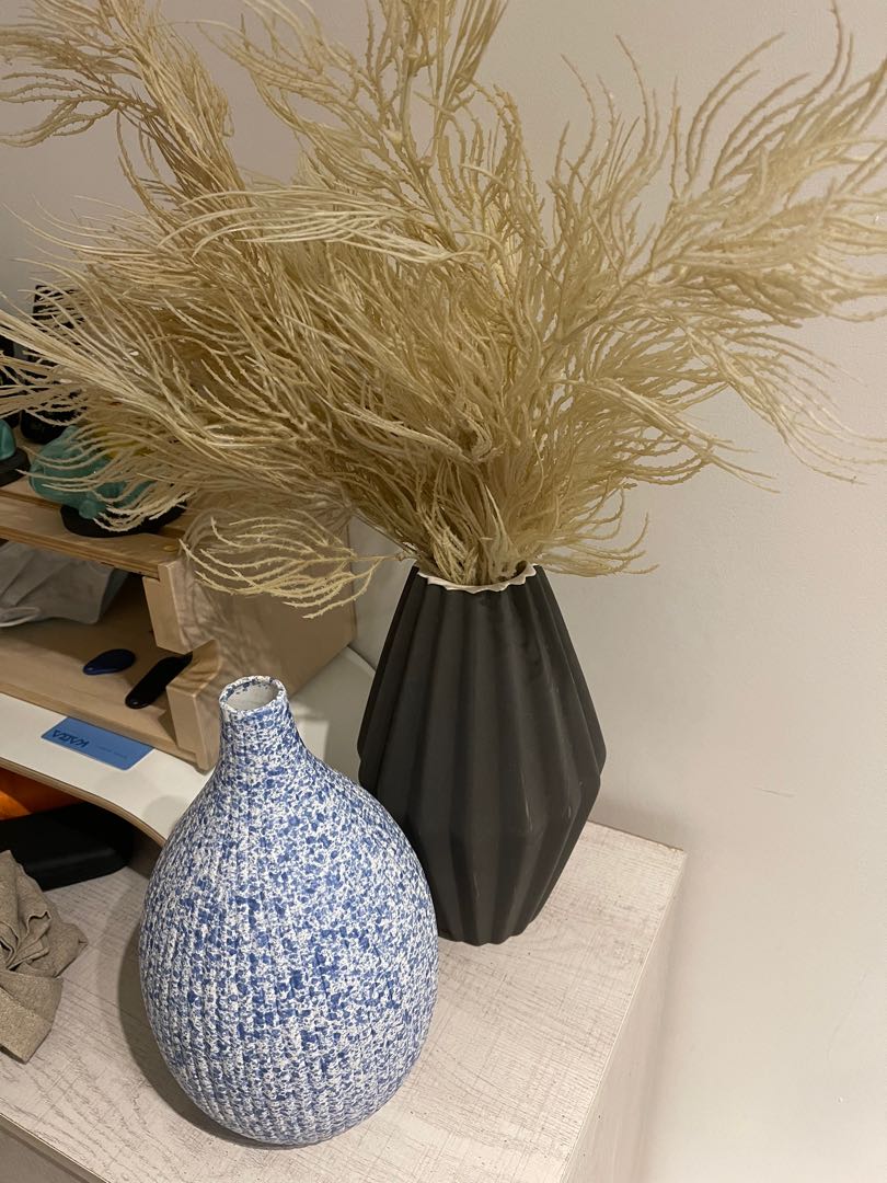 2 vases from Hooga with decorative leaves, Furniture & Home Living ...