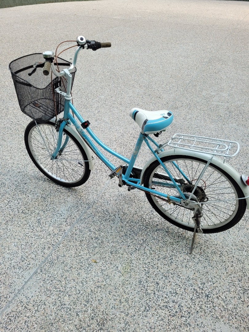 Harris 24" bicycle with basket, Sports Equipment, Bicycles & Parts ...