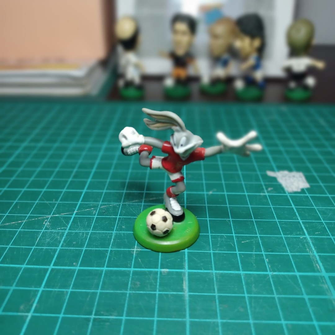 Figure Loony Toons Bola Alfamart, Toys & Collectibles, Mainan di Carousell