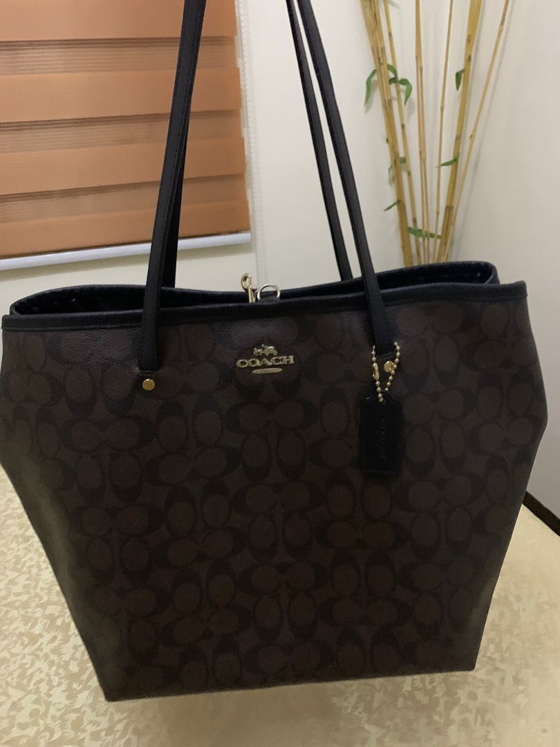 Original Coach Taxi signature zip, Luxury, Bags & Wallets on Carousell