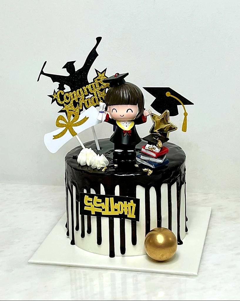 Graduation Cake, Food & Drinks, Homemade Bakes on Carousell