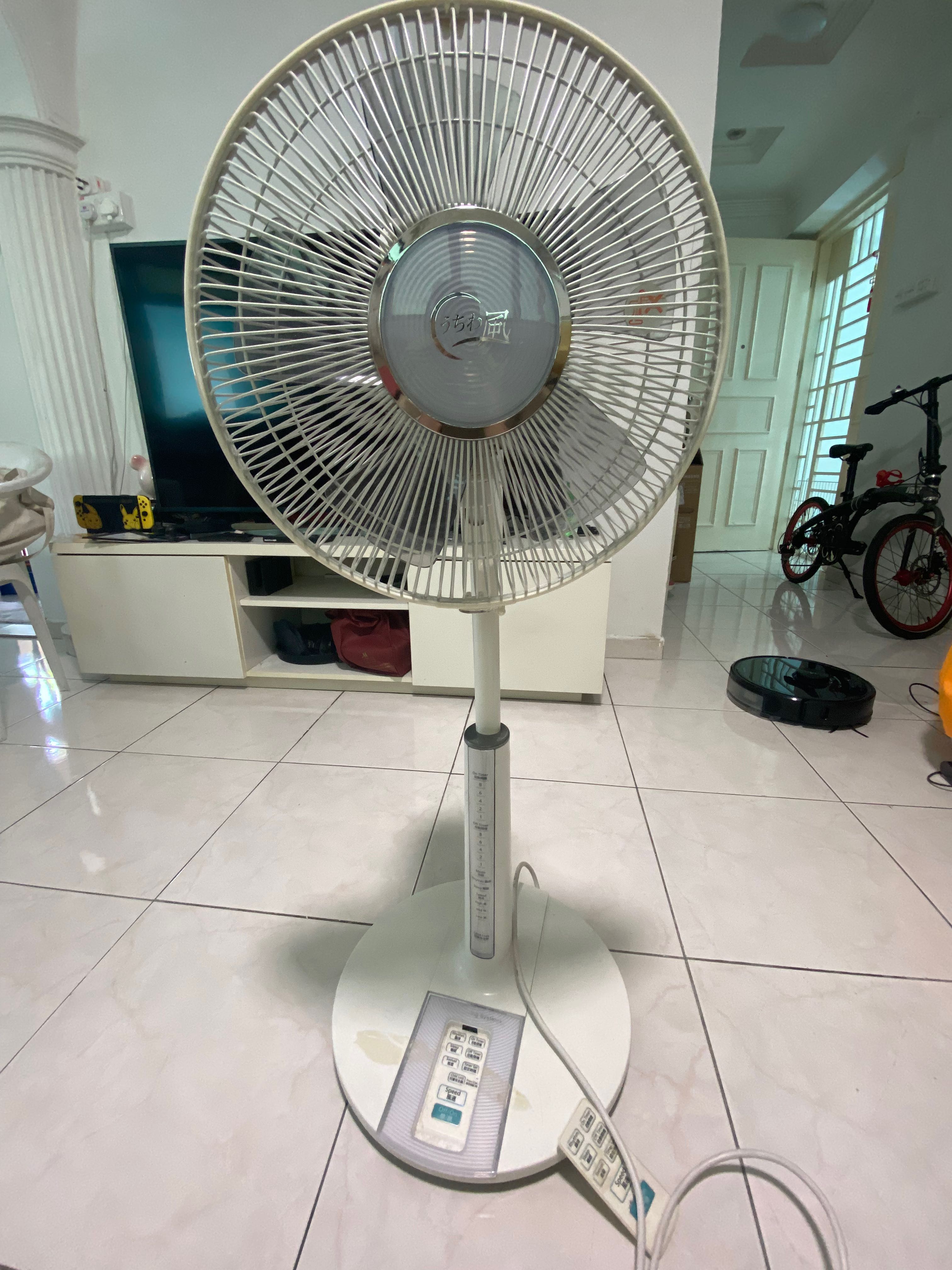 Hitachi standing fan with remote control , Everything Else on Carousell
