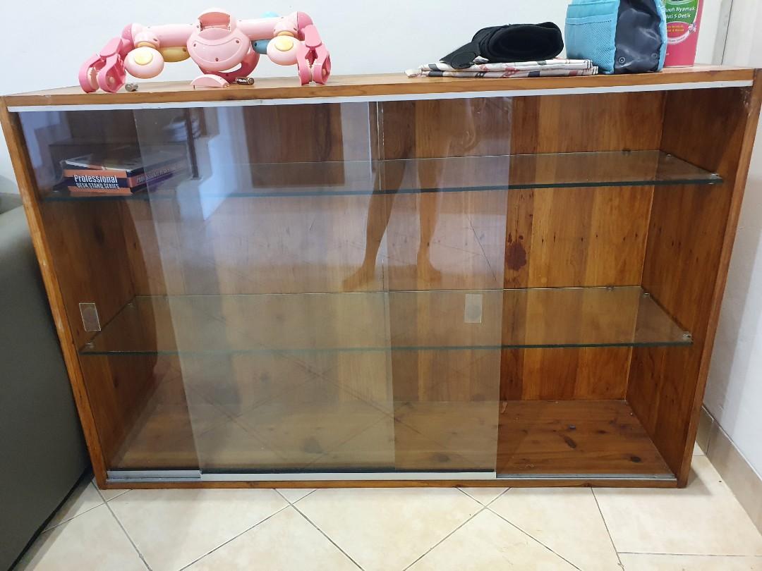 Lemari kayu kaca like new, Perabotan Rumah di Carousell