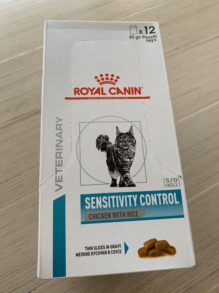 Royal Canin Sensitivity Control Pouches Cat Food x 12 - Chicken w Rice ...