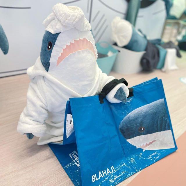 熱門現貨！全新正版 IKEA RUMPLING 鯊魚環保購物袋 鯊鯊 耐裝 購物袋 提袋 藍色 71公升 無需等代購, 家具及居家用品, 廚具 ...