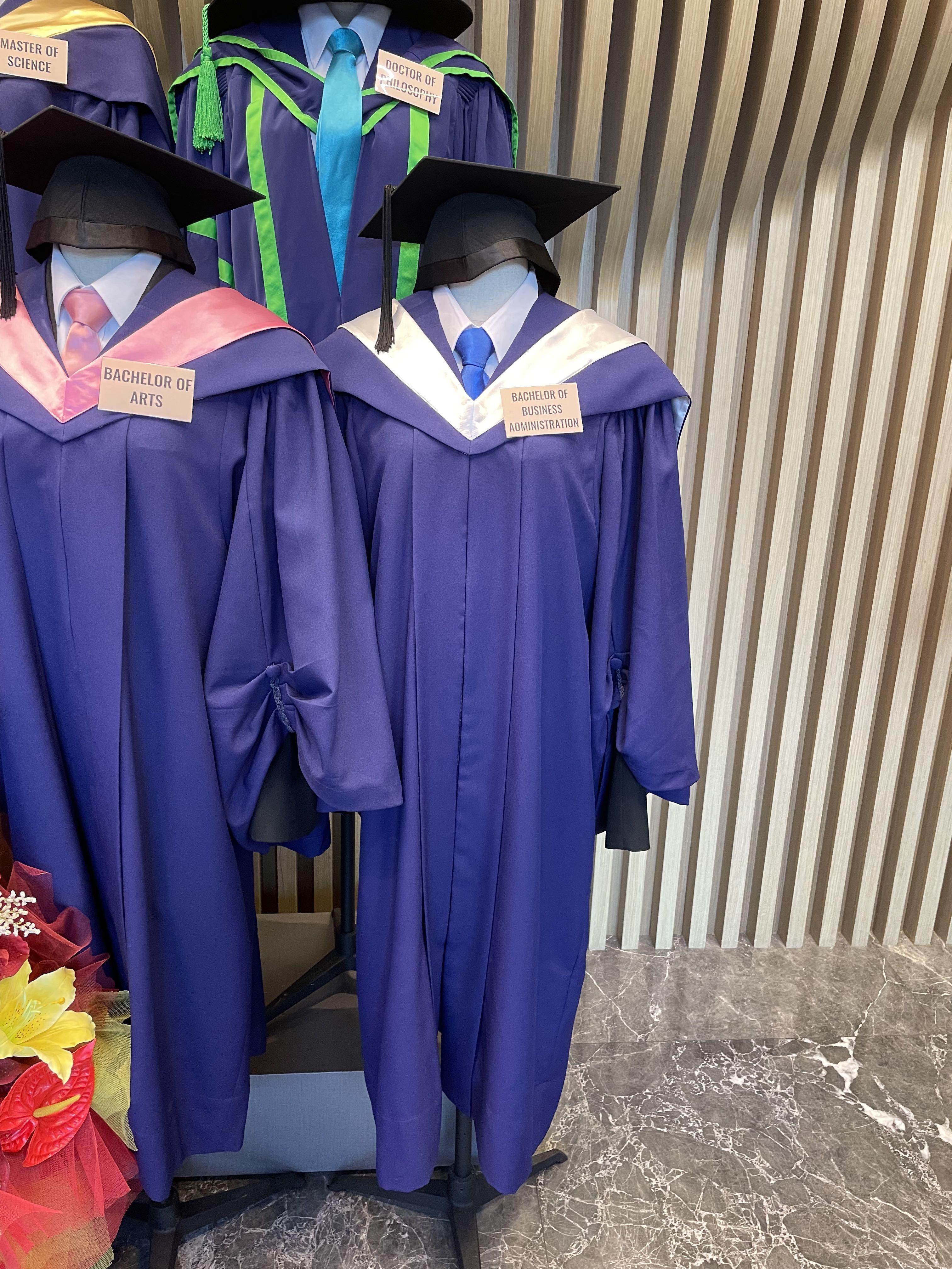 NUS Business School Graduation Gown and Mortarboard, Women's Fashion ...