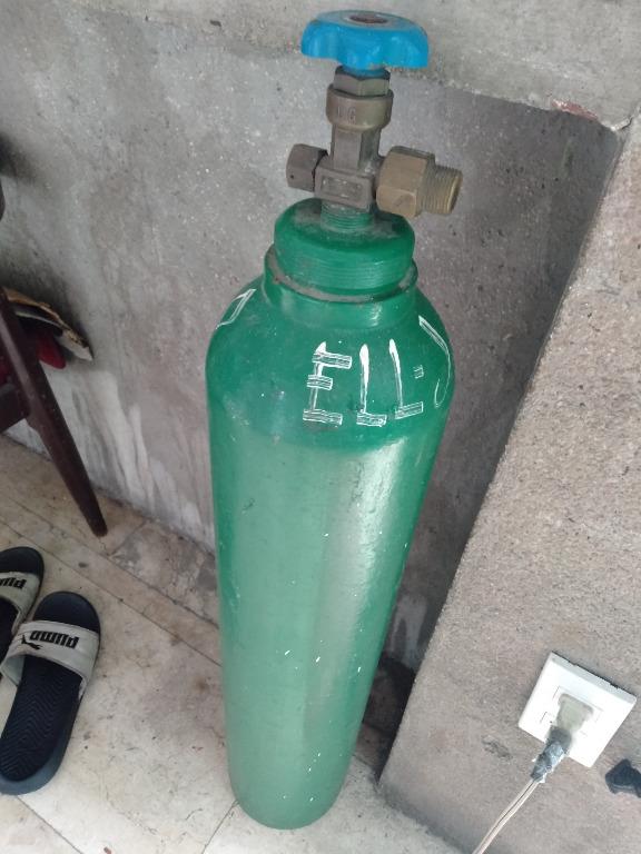 Empty medical green oxygen tank, 37x7 inch, 3000 pesos only, Health ...