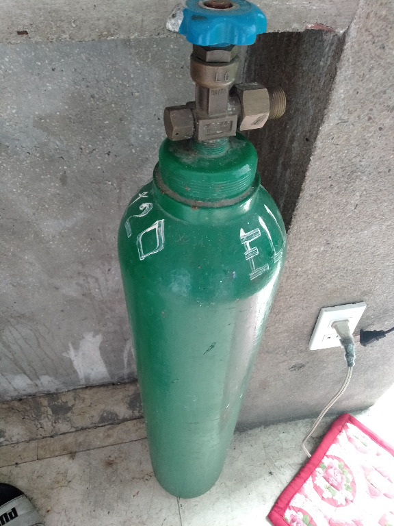 Empty medical green oxygen tank, 37x7 inch, 3000 pesos only, Health ...