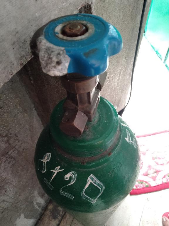 Empty medical green oxygen tank, 37x7 inch, 3000 pesos only, Health ...