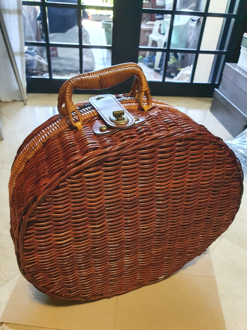 Beautiful basket w proper clasp, Everything Else on Carousell