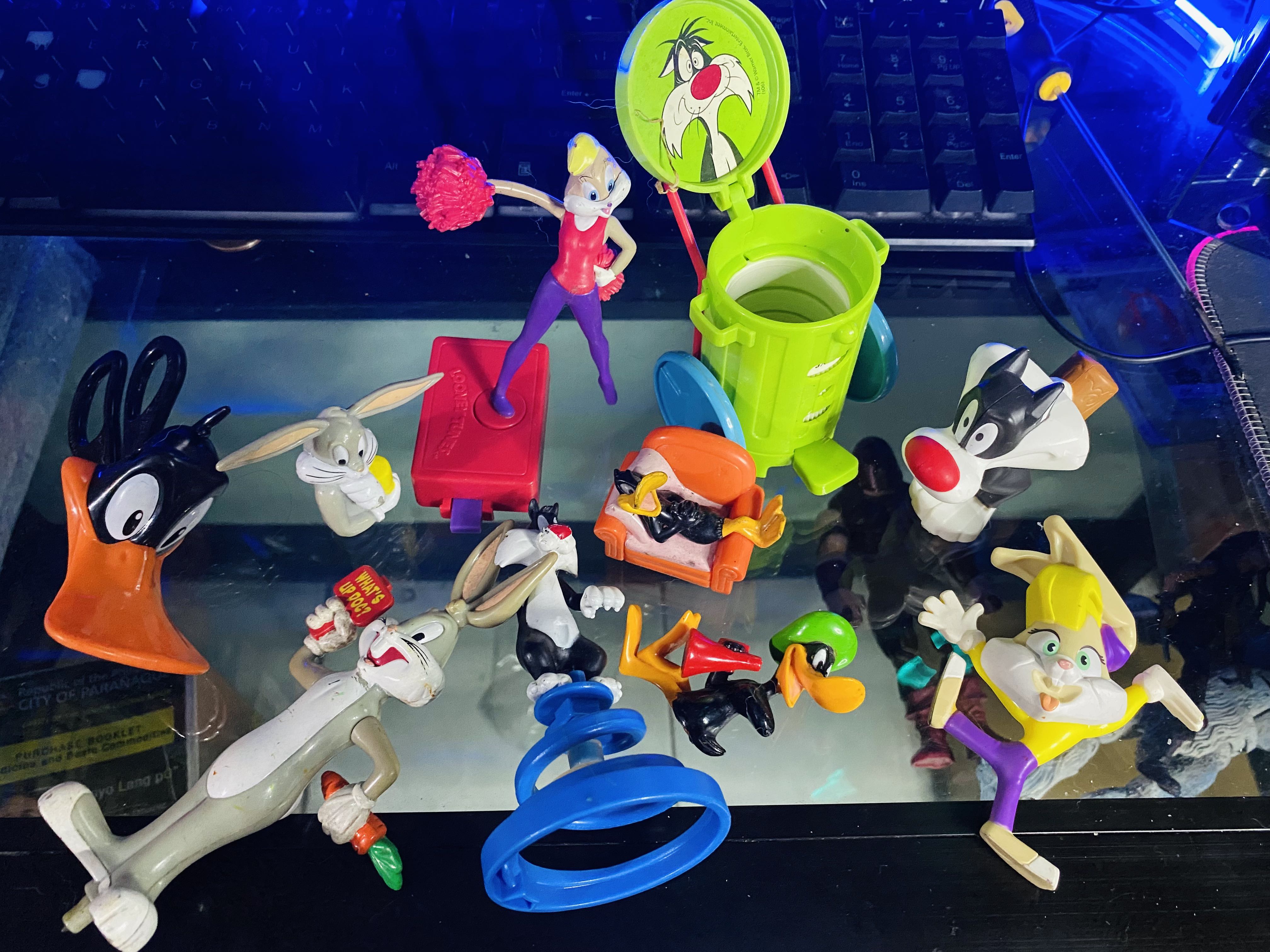 LOONEY TUNES - set, Hobbies & Toys, Toys & Games on Carousell