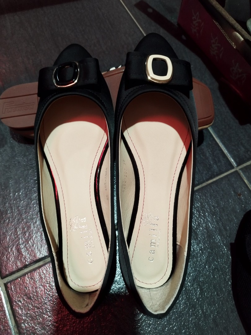 shoes (defect), Women's Fashion, Footwear, Flats on Carousell