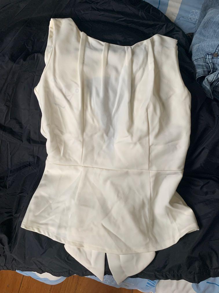 Beautiful top, Women's Fashion, Tops, Sleeveless on Carousell