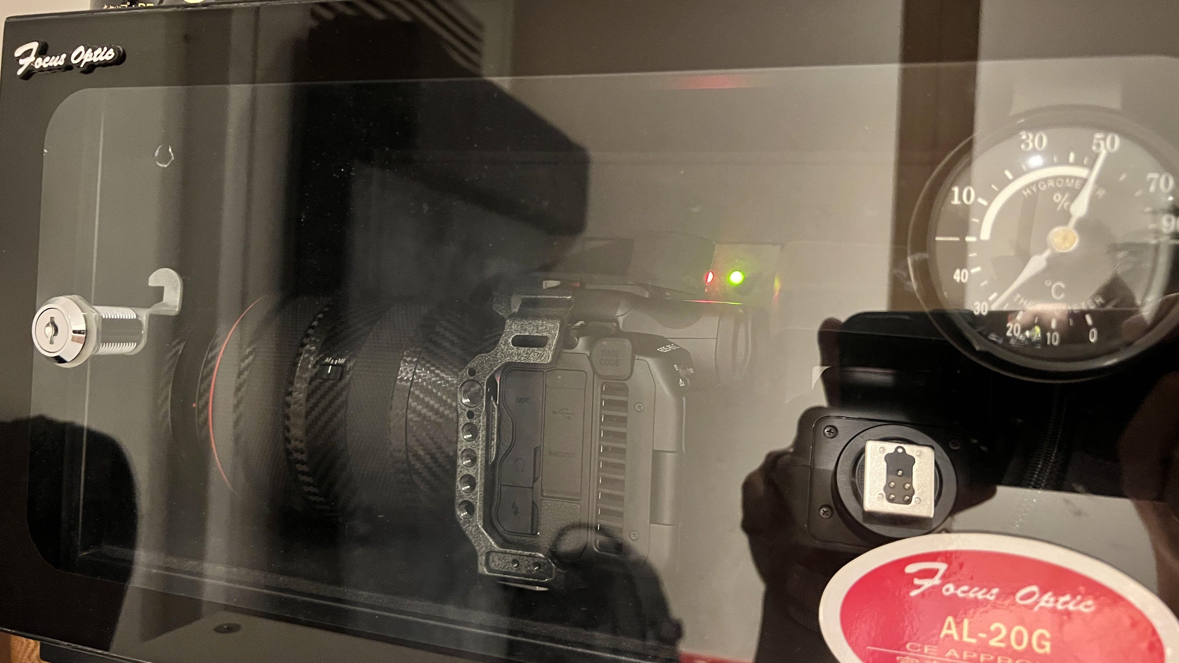 Focus Optic Dry Box AL-20G 防潮箱, 攝影器材, 攝影配件, 防潮箱及儲物櫃 - Carousell