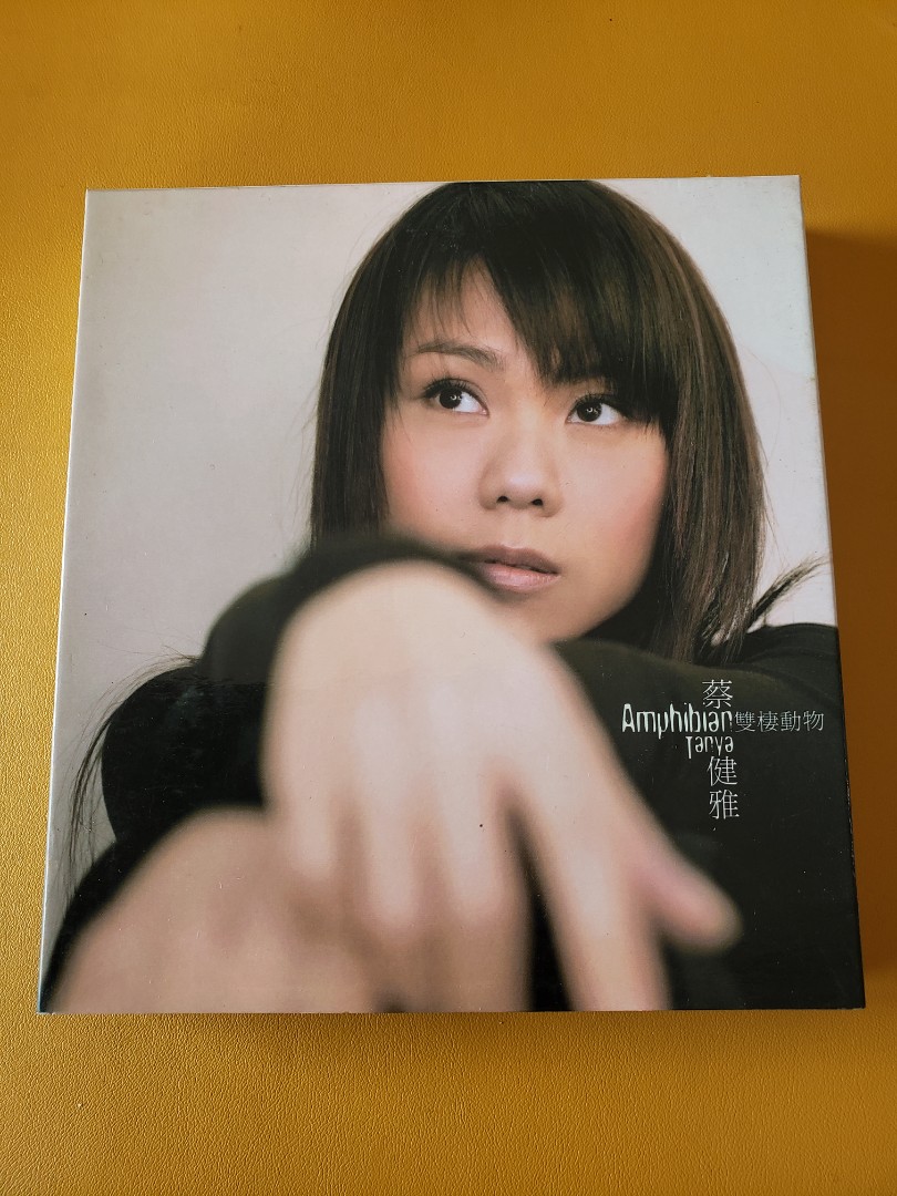 90%new CD + VCD 蔡健雅 雙棲動物 台版 2005 附 Tanya Chua 相集歌詞及外紙盒 假想敵 下一次愛情來的時候 原點 (保持良好，碟靚沒花) on Carousell